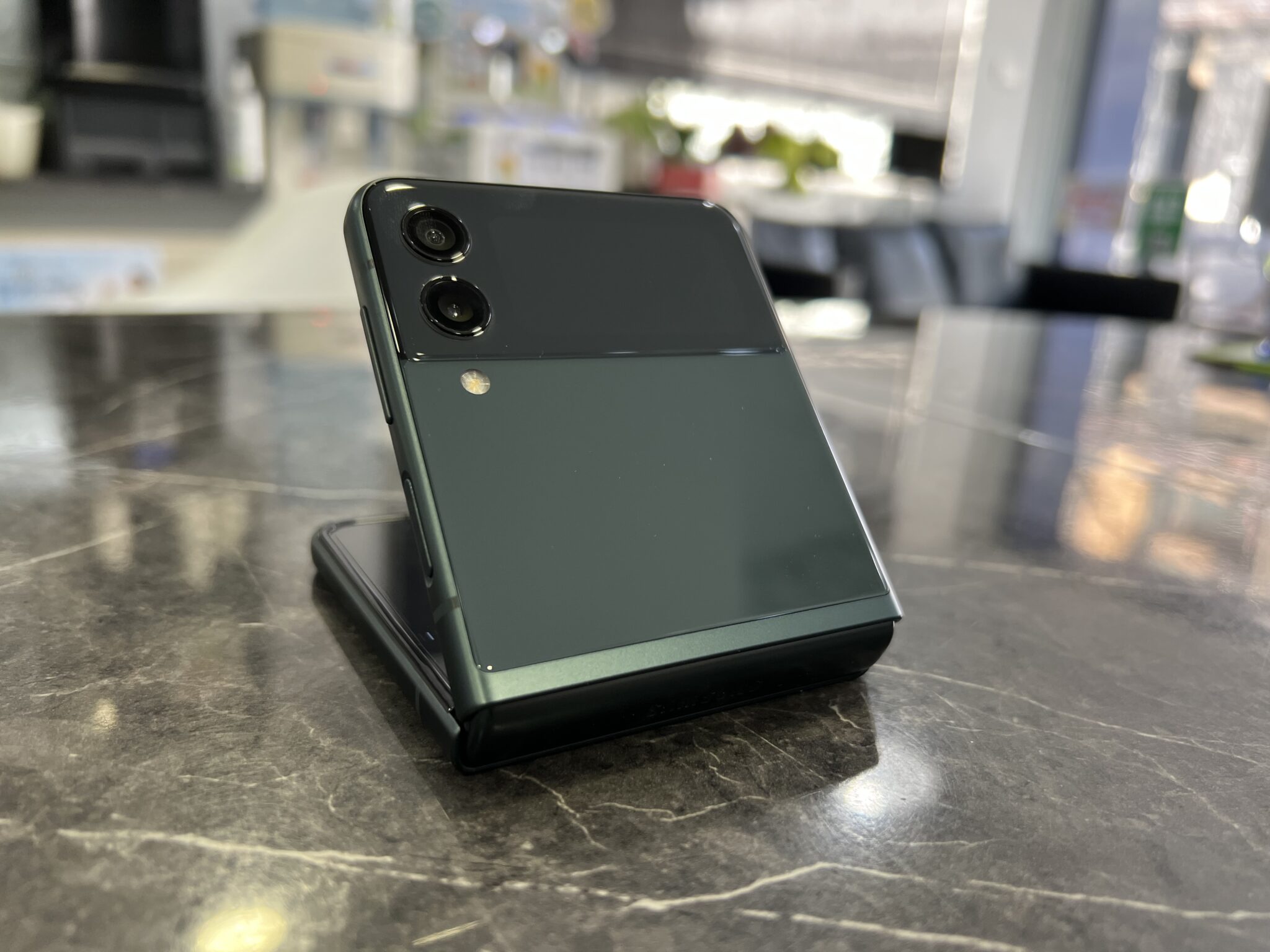 【韓国ドラマでよく見る】Samsung Galaxy ZFlip3を触ってみた！(折り畳みスマホ)｜日刊ベリー通信